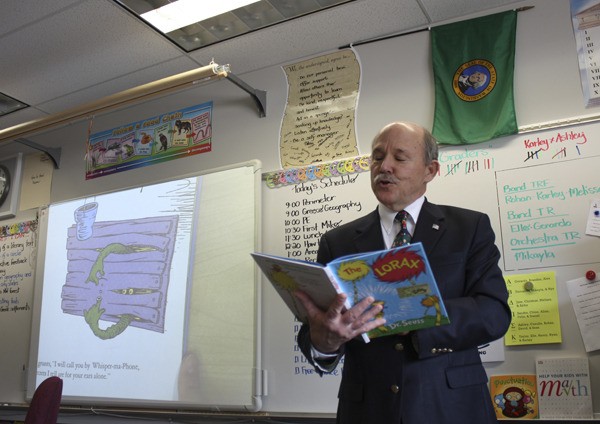 Mike Gregoire visits Einstein Elementary, reads Dr. Seuss book to ...