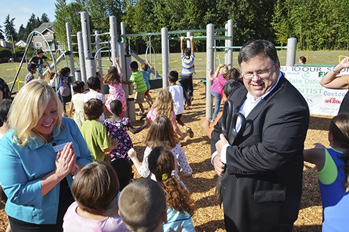 Students flock to new Redmond Elementary playground | Redmond Reporter